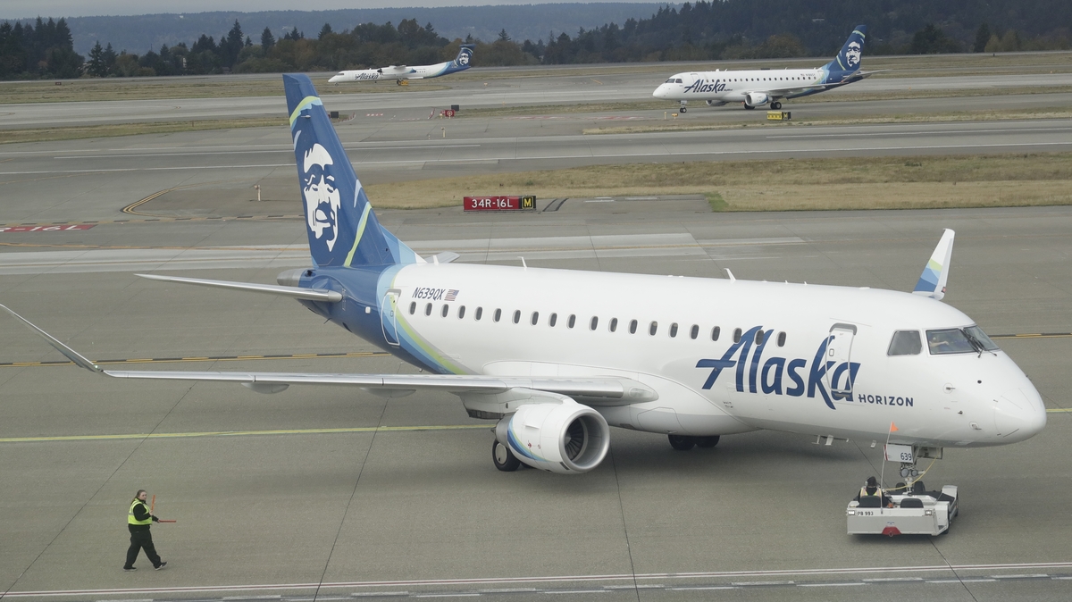 Off-duty Alaska Airlines pilot fought flight crew to turn off engines : NPR