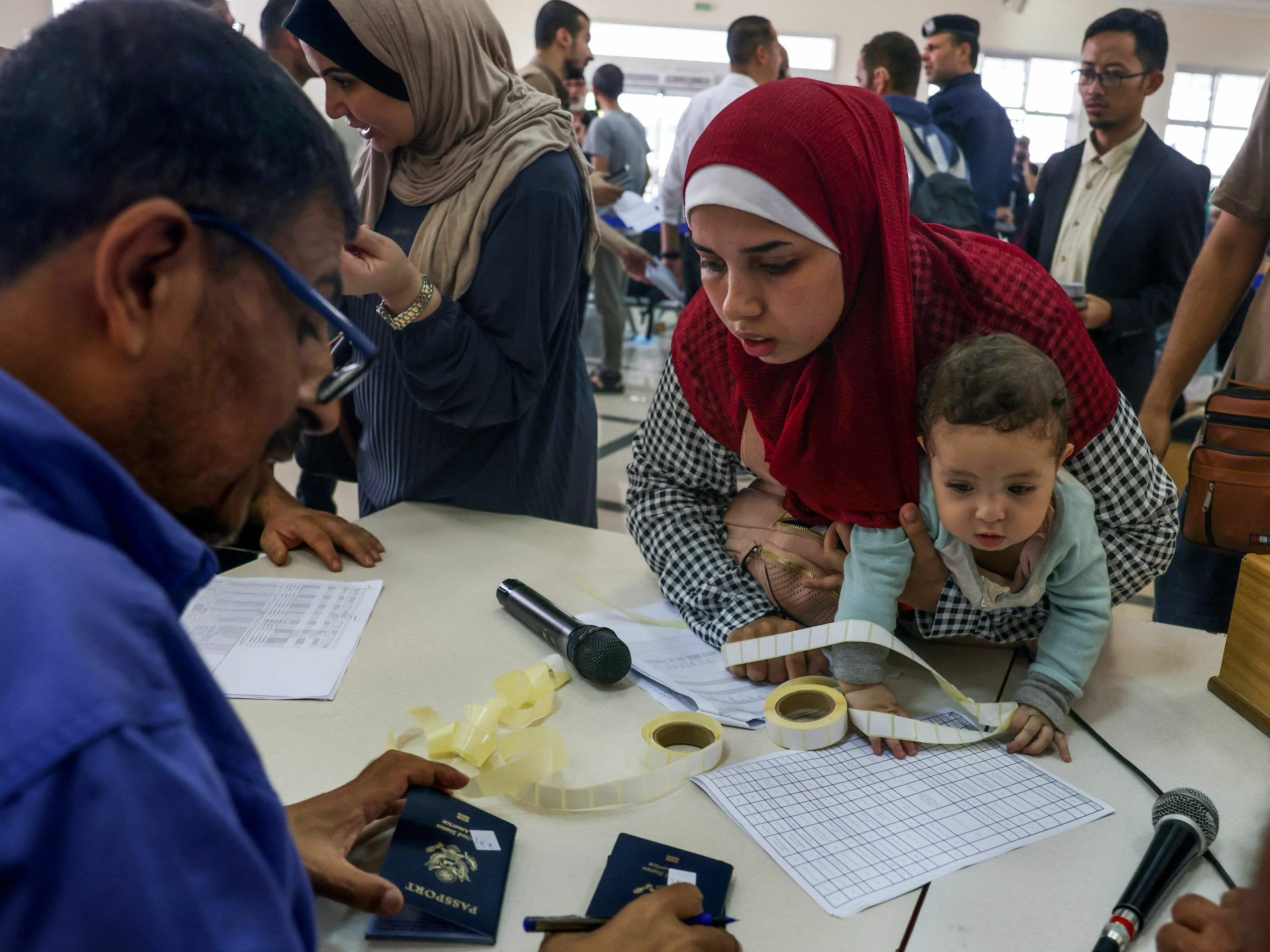 Americans leaving Gaza report chaos, relief — and worry for people ...