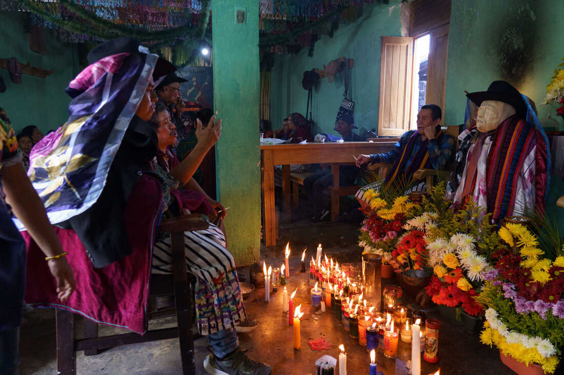 One of the most beautiful lakes in the world: Lake Atitlán in Guatemala ...