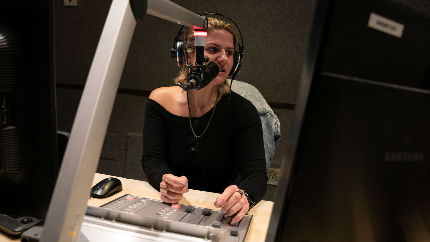 Israeli and Palestinian radio shows aim to reach hostages and prisoners ...