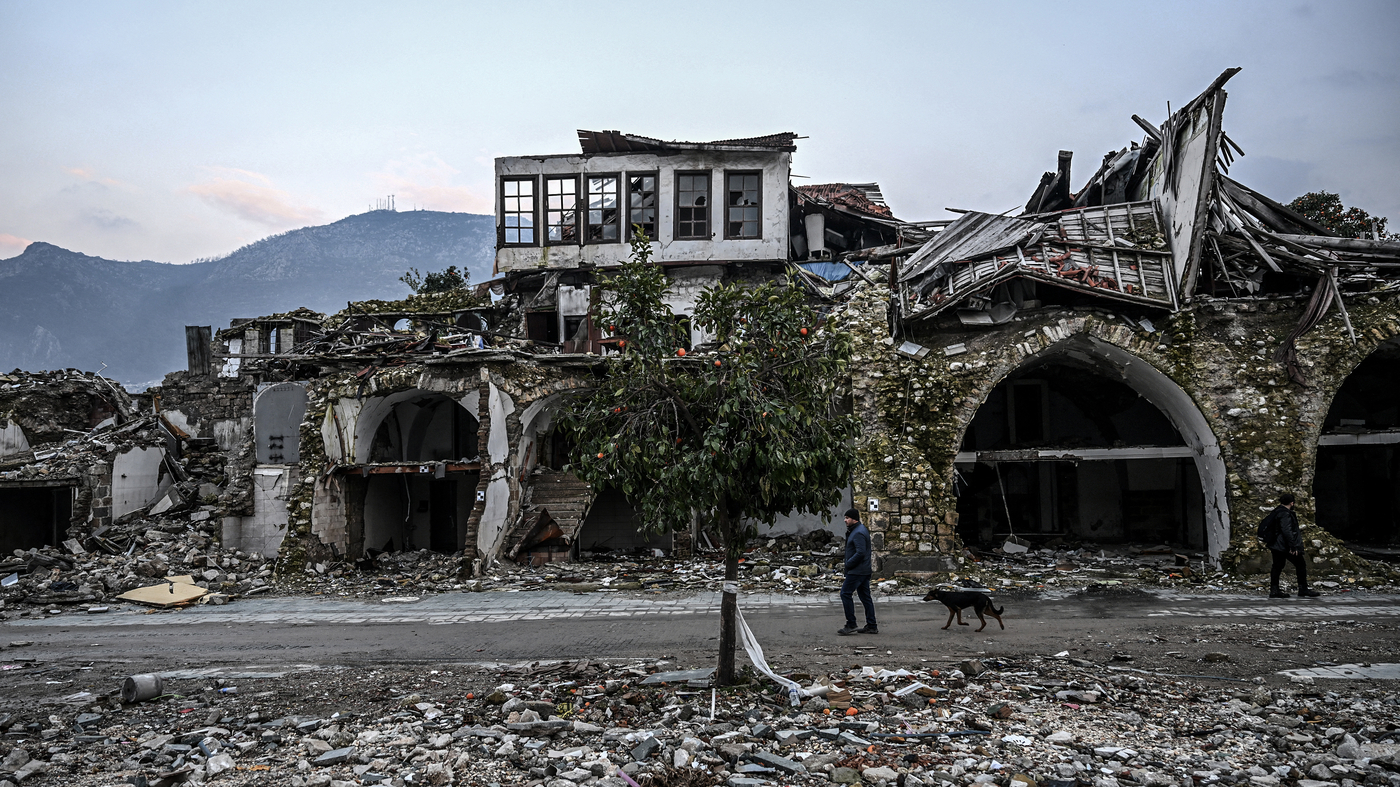 A year after Turkey earthquake, hundreds of thousands still in shelters ...