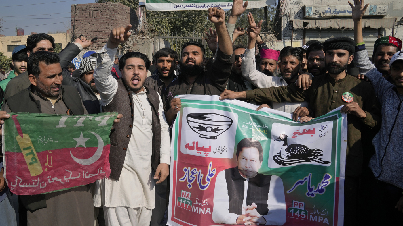 Pakistan election: Ex-PM Sharif aims for coalition, Khan's party makes ...