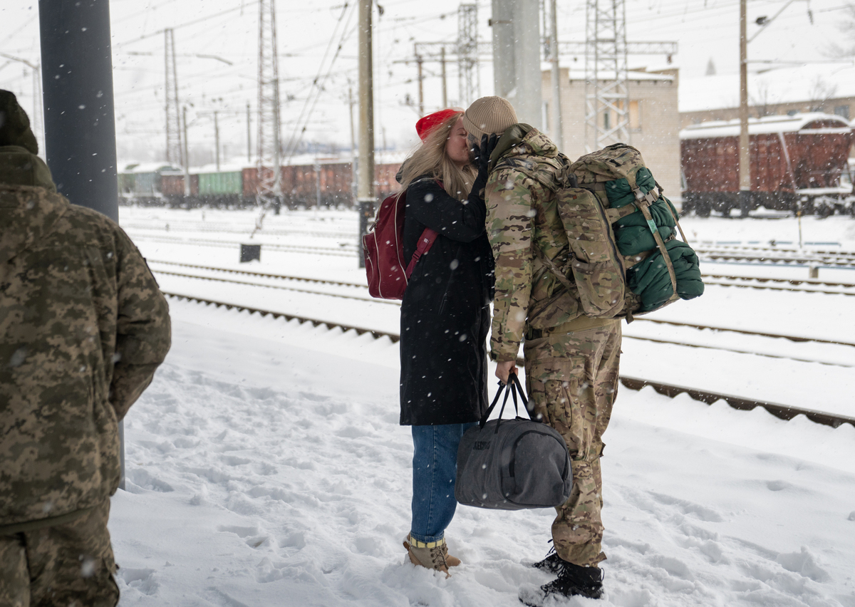 Loved ones of Ukrainians fighting Russia travel by train to visit them ...