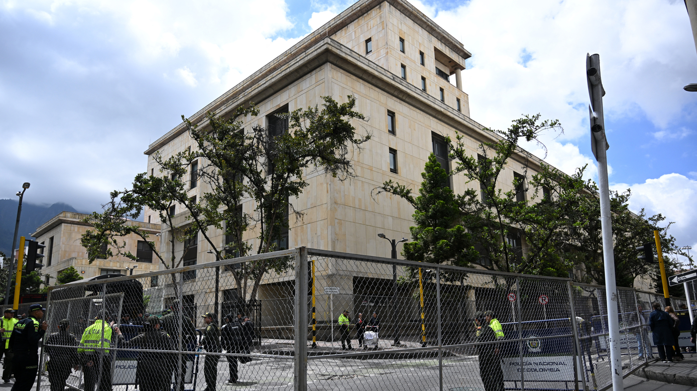 It's not easy being Gustavo Petro, Colombia's first left-wing president ...