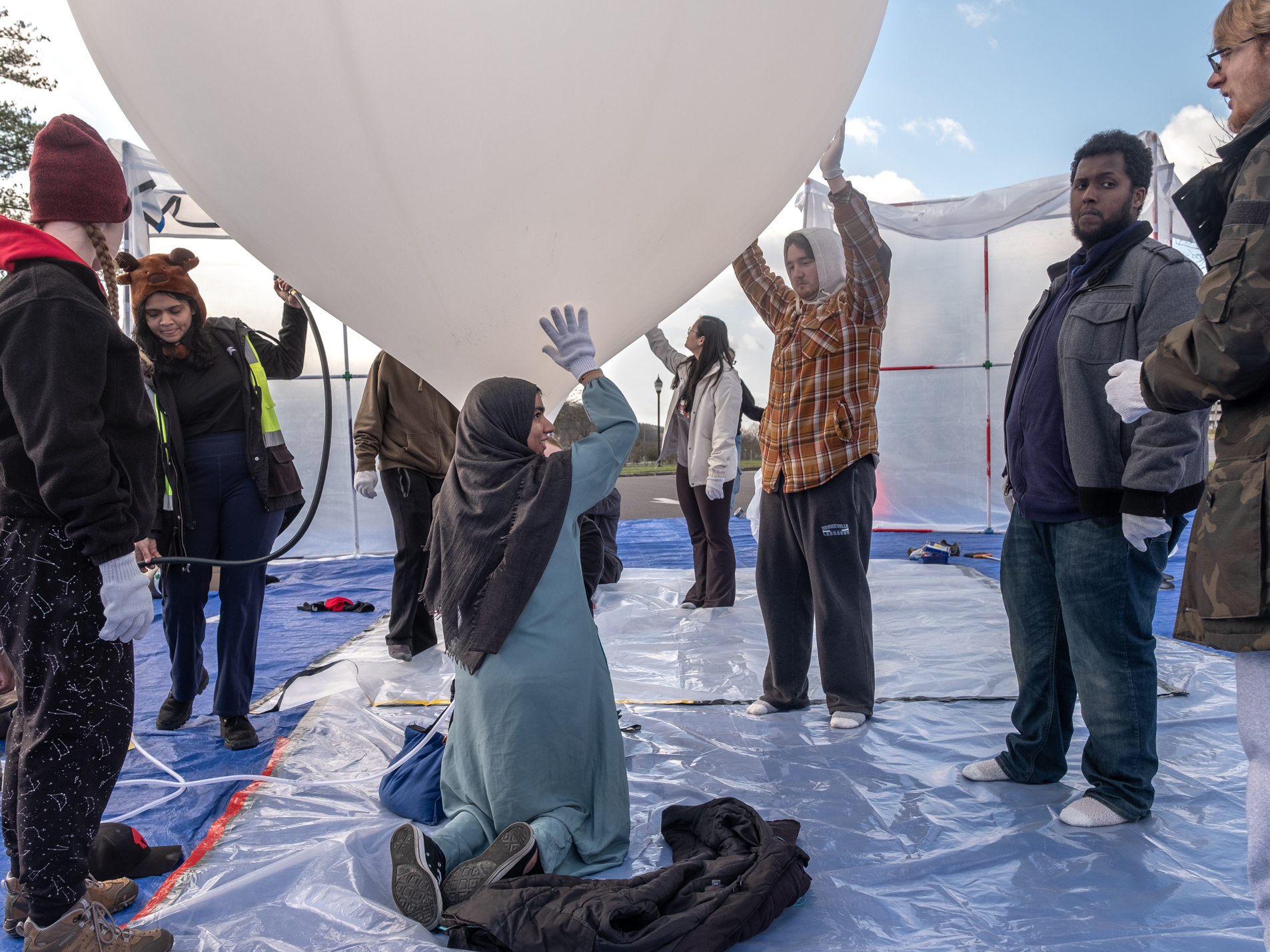 On eclipse day, hundreds of students will send up balloons for science ...