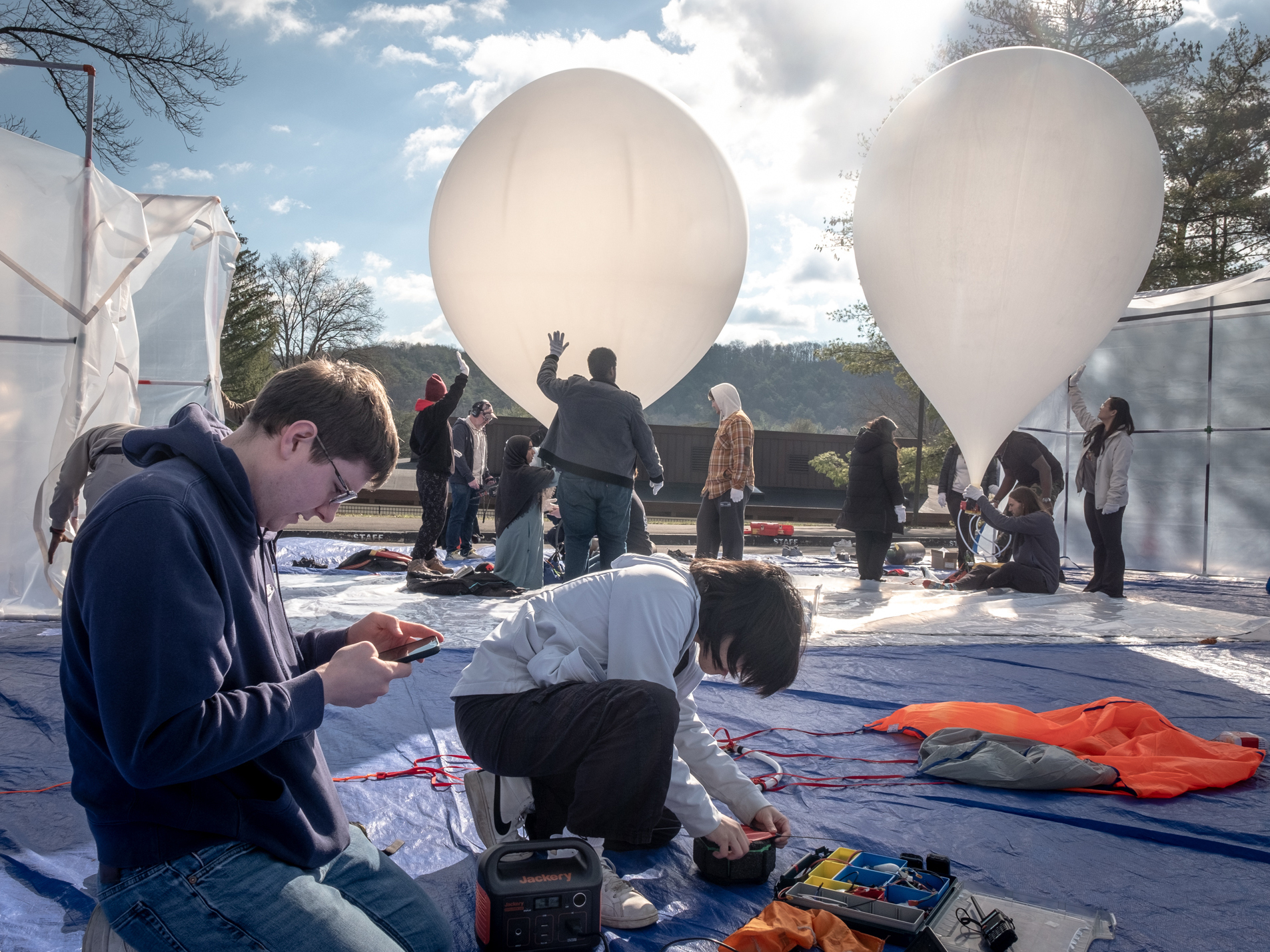On eclipse day, hundreds of students will send up balloons for science ...