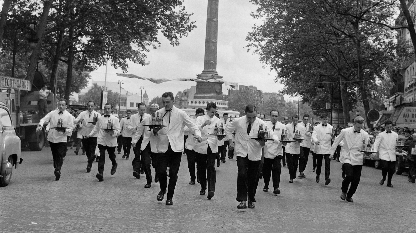 Paris waiters race in century-old servers' race ahead of Olympics : NPR